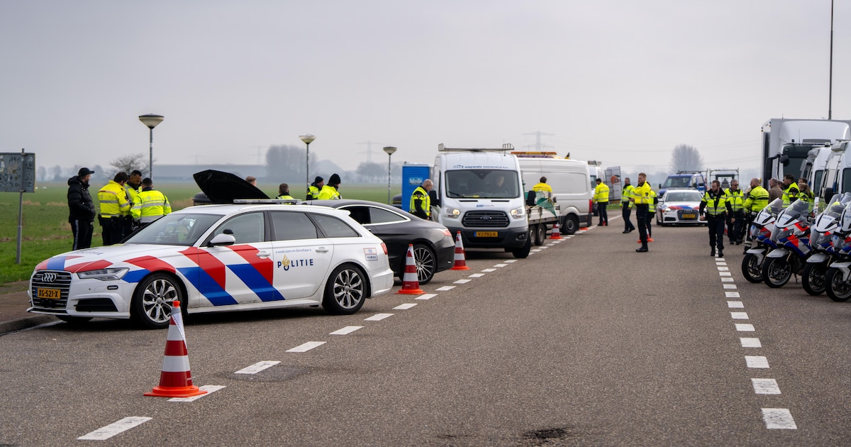 Politie en marechaussee houden grote verkeerscontrole op de A12 | Duiven | AD.nl