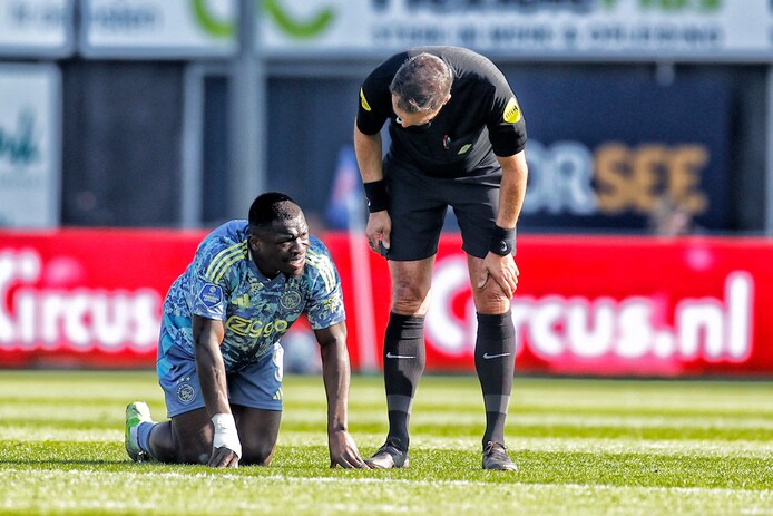 Spitsenprobleem Ajax? Na Wout Weghorst loopt ook Brian Brobbey blessure op: ‘Ik denk niet dat ...