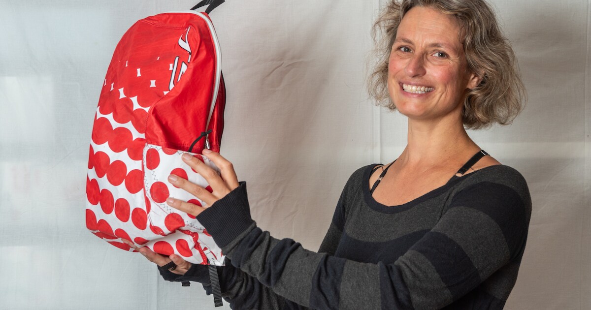 Anne werd verliefd op kleurrijke kites en maakt er nu tassen in alle ...