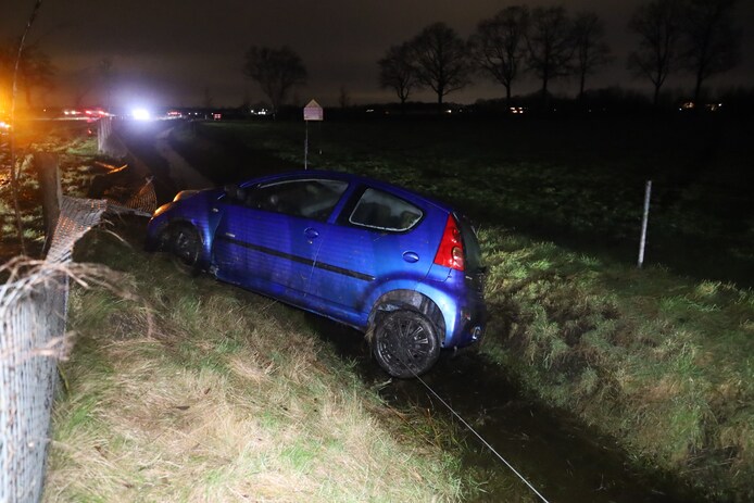 Automobilist verliest macht over het stuur en belandt in sloot in Boekel | Boekel | AD.nl