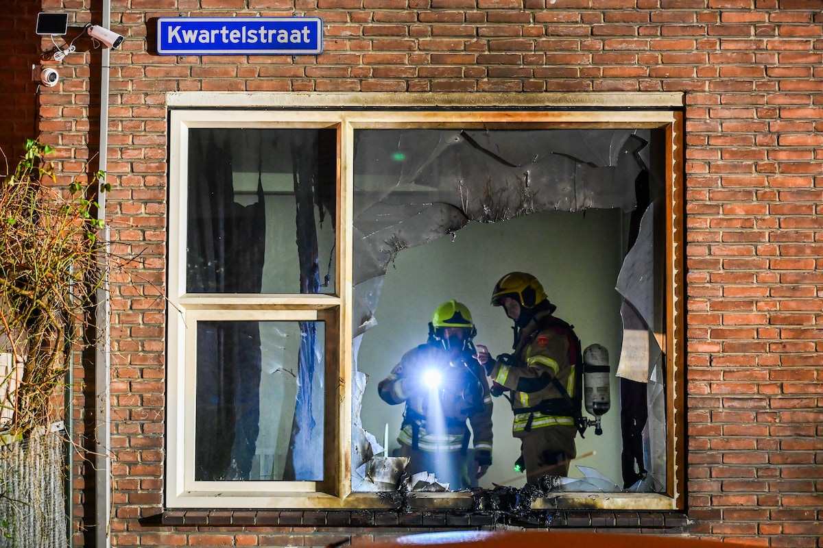 Harde knal en brand in woning Rotterdam-Charlois, verdachte vlucht op ...