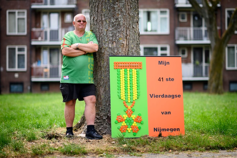 Ed Grootveld (Ed Trompet) ontvangt gemeentepenning van Sliedrecht ...