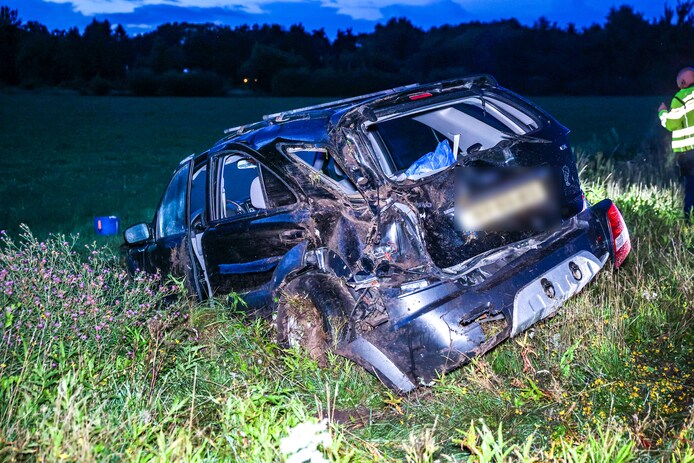 Auto slaat over de kop op Vierslagenweg in Schoonebeek: bestuurder naar ...
