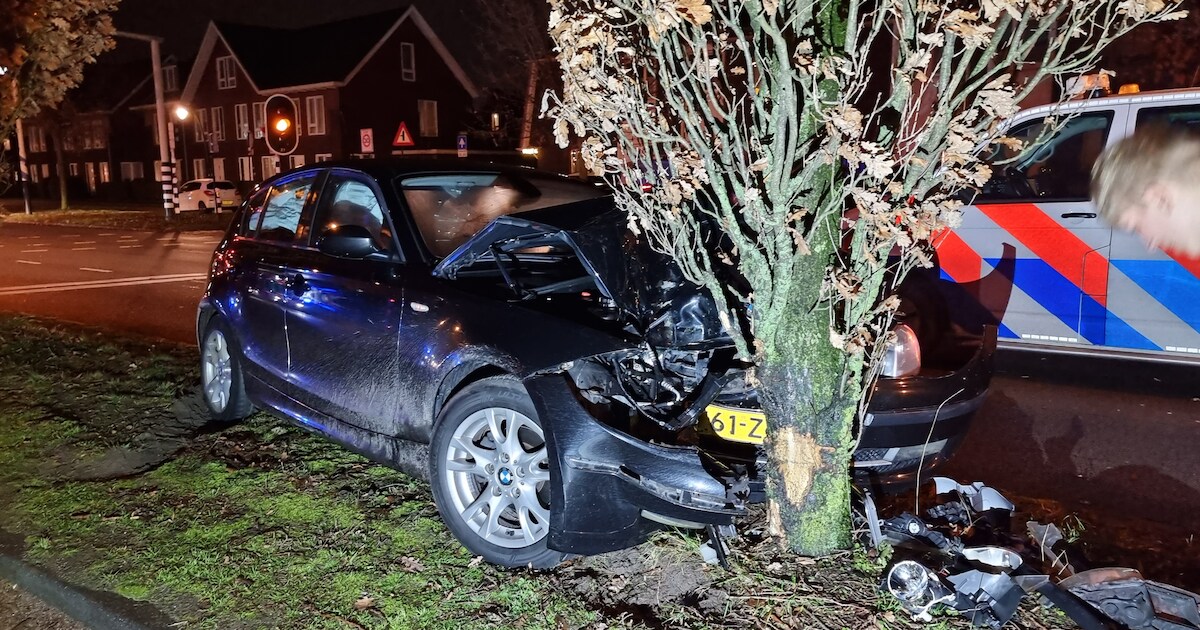 Auto met daarin drie inzittenden vliegt uit de bocht en komt tot stilstand tegen boom in ...