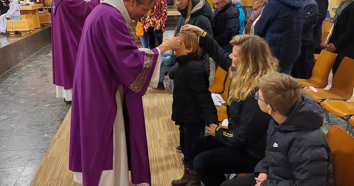 Askruisje halen in Groesbeek op Aswoensdag | Regio | AD.nl