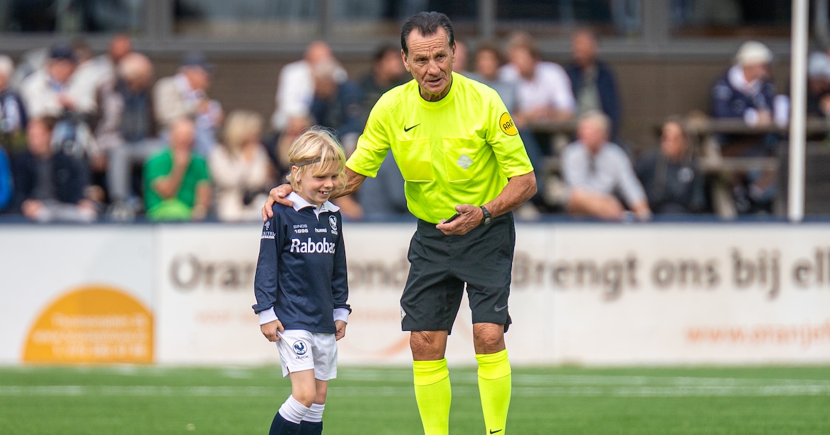 Scheidsrechter Cor (71) helpt KNVB uit de brand, één dag na crematie ...