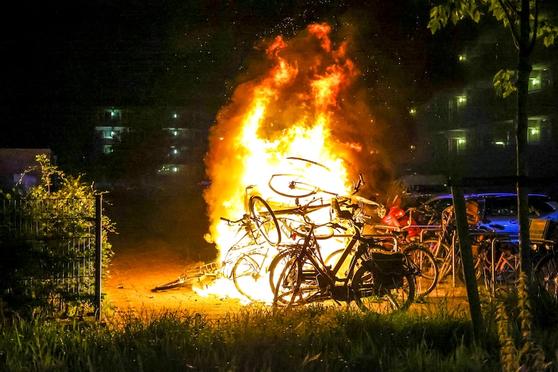 Tiental fietsen in een stapel in brand in Leiderdorp | Regio | AD.nl