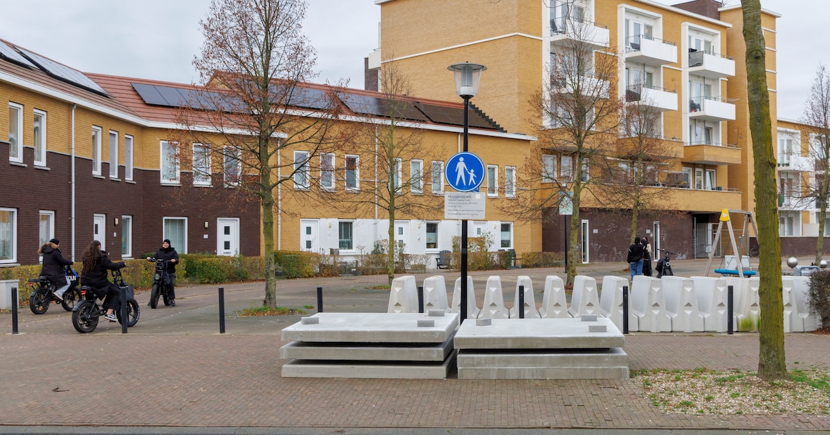 Met betonblokken en hekken zet dit parkje zich schrap voor ...