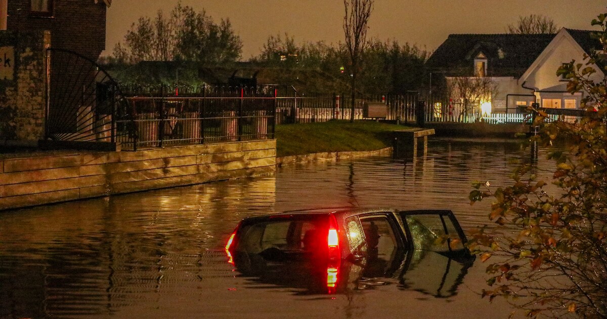 Auto rijdt water in aan de Zuidbuurt in Vlaardingen, inzittenden ...