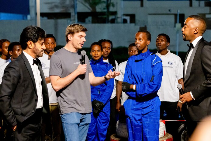 Max Verstappen vervult taakstraf, jonge coureurs uit Rwanda hangen aan ...