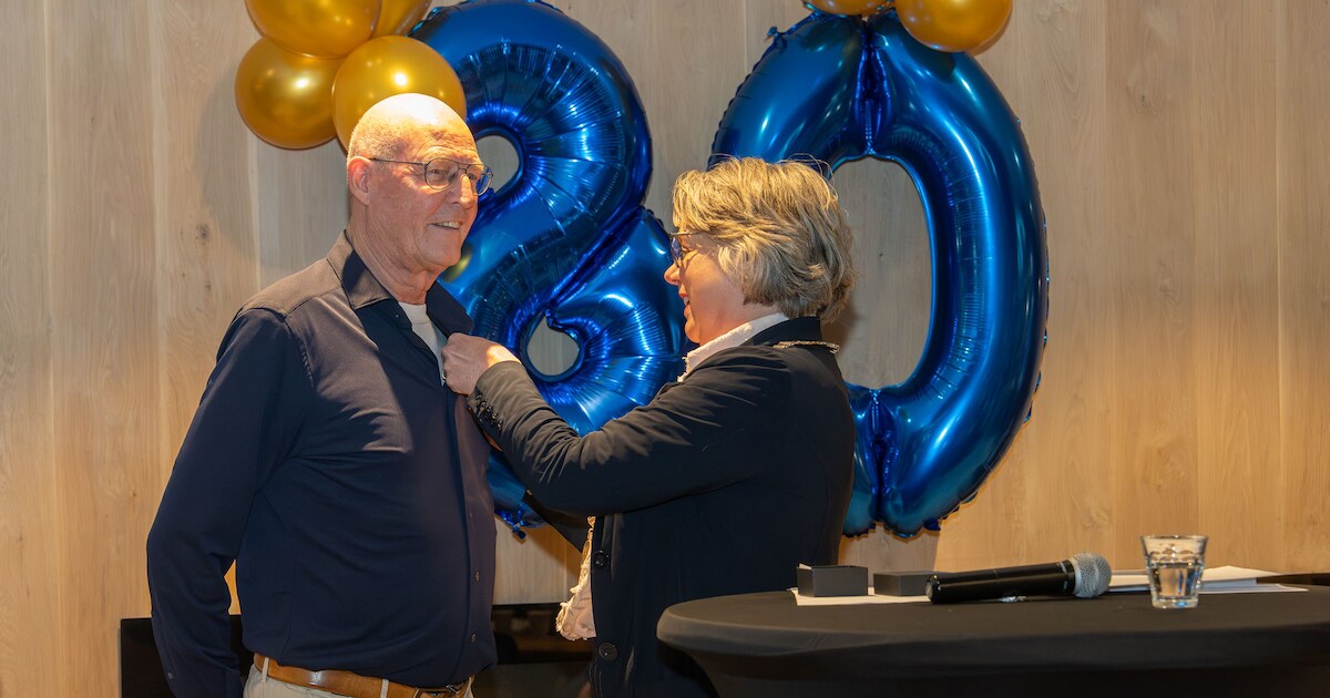 Steunpilaar van Zegveld Gert Ton (74) onderscheiden met steekspeld ...