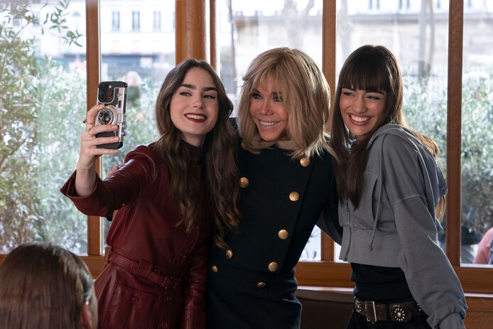 ‘Grote fan’ Brigitte Macron speelt gastrolletje in Emily in Paris ...