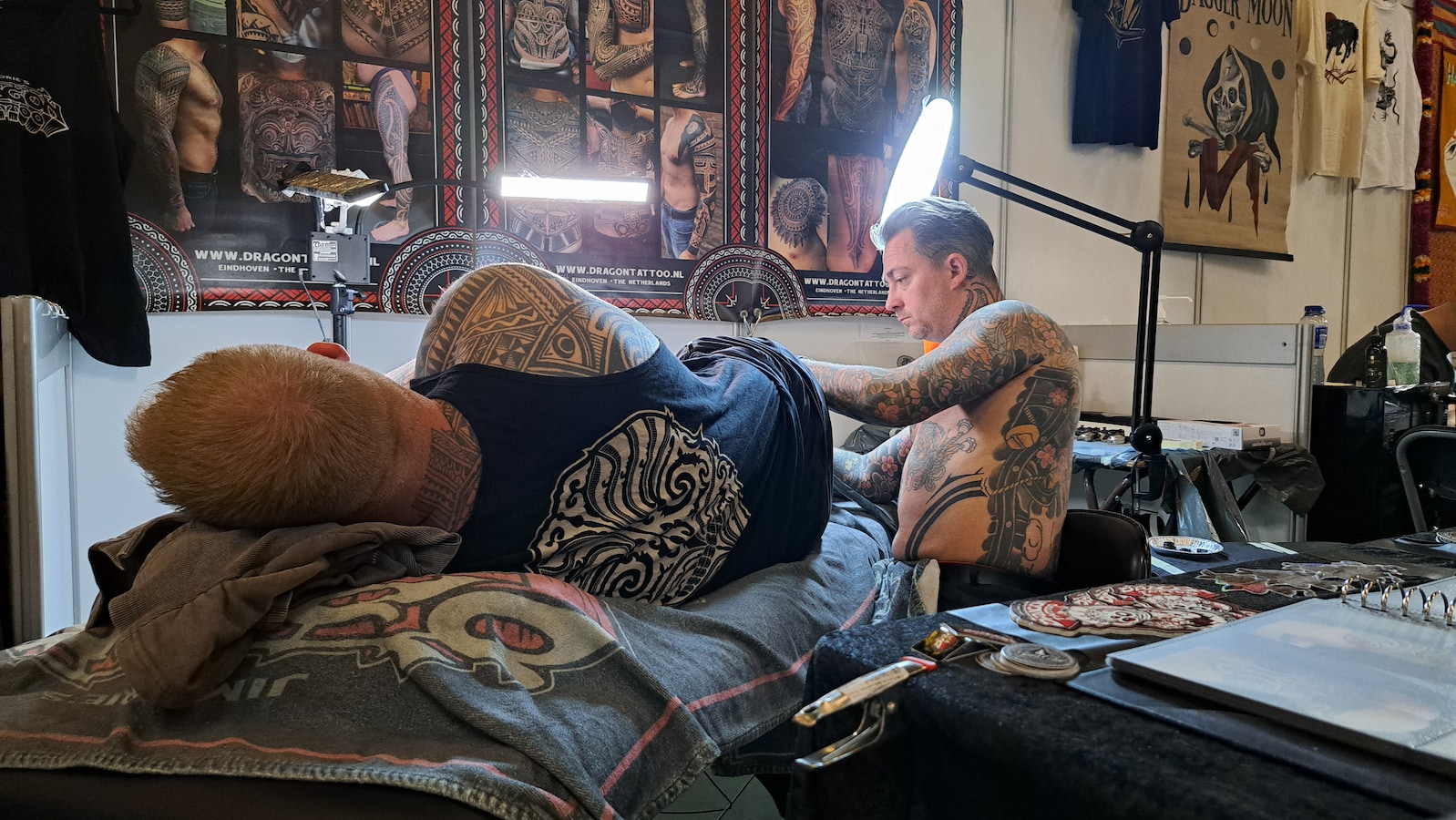 Tussen zoemende naalden en verse tattoos waarschuwt arts Mila: ‘think ...