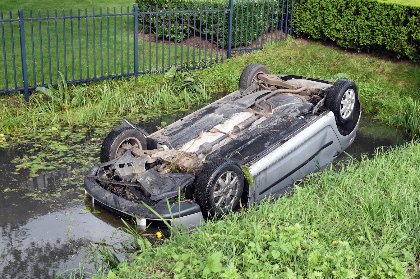 Auto belandt ondersteboven in de sloot in Gameren, bestuurster naar ...