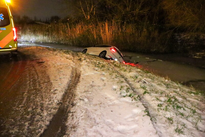 Automobilist glijdt sloot in langs Stationsweg in Barendrecht | Regio ...