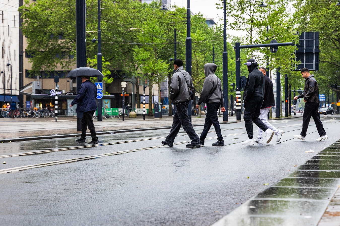 De regen is een zegen voor voetgangers op de Coolsingel: ‘Anders word ...