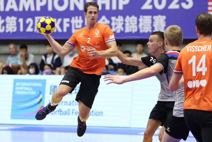 In het vliegtuig naar Taiwan werd Daan Preuninger tot captain benoemd ...