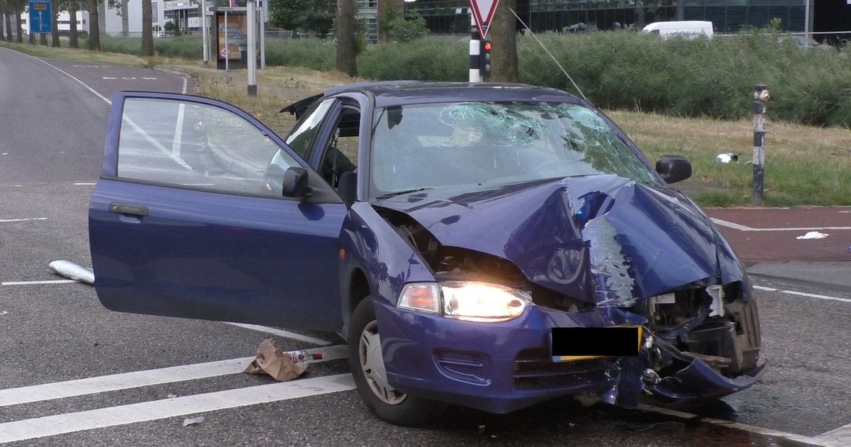 Twee mensen gewond door botsing met auto tegen lantaarnpaal | Regio | AD.nl