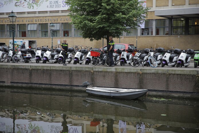 Bootje drijft af op Prinsessegracht: politie schakelt brandweer in ...