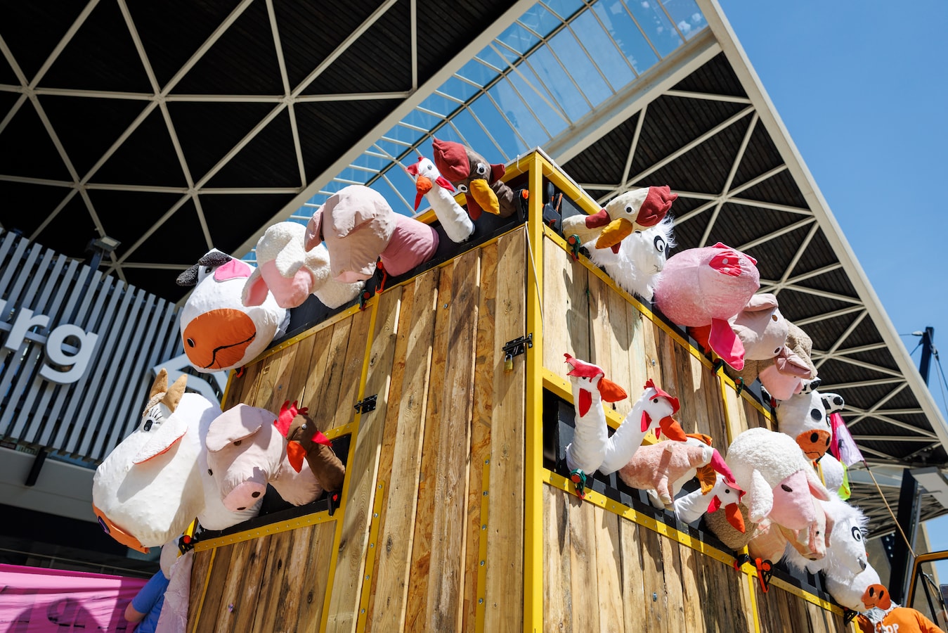 Met knuffels kaart Extinction Rebellion dierenleed aan: ‘Wist u dat een ...