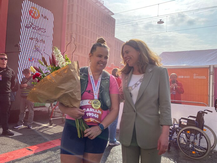 Burgemeester Carola Schouten verwelkomt laatste loper, lees hier alles ...