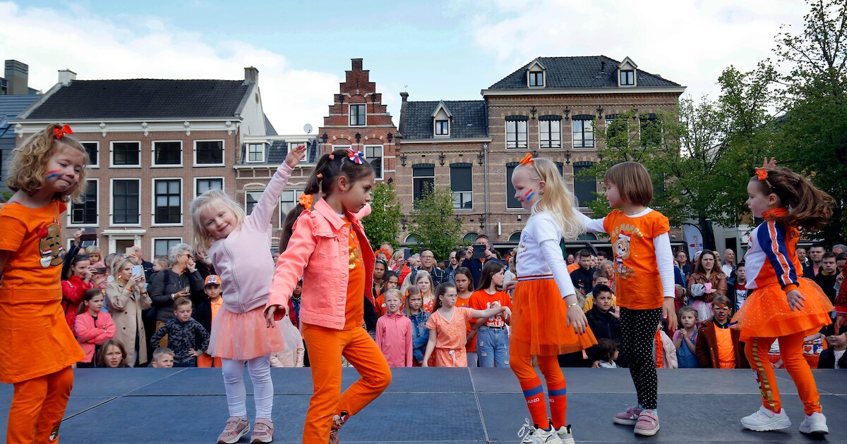 Wapperende vlaggen, aubades en dansjes voor Willem-Alexander: dit was ...