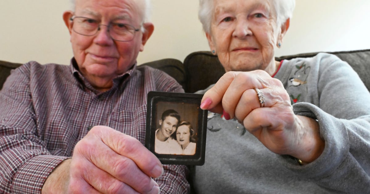Oude liefde roest niet: vijftig jaar geleden gescheiden, nu weer samen ...