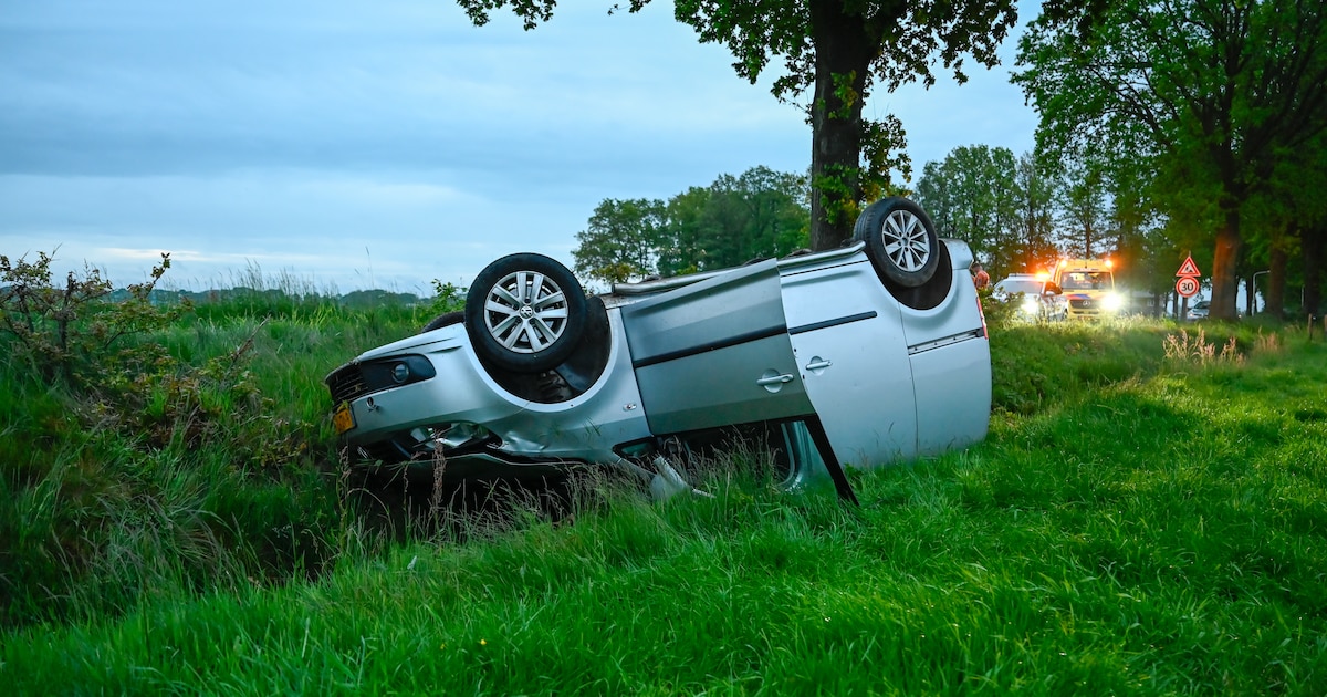 Bestelbus belandt op de kop in sloot na ongeval tussen Almelo en ...