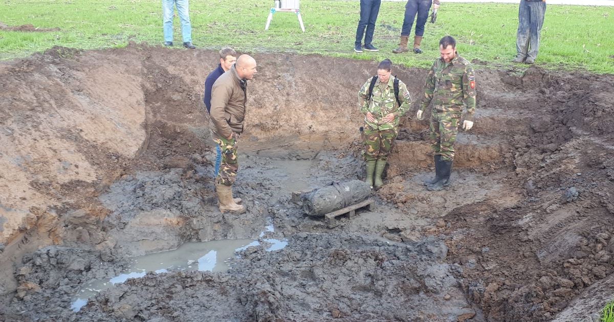 Corné (7) drukte op de knop en boem zei de bom: ‘Zand sprong 30 meter ...
