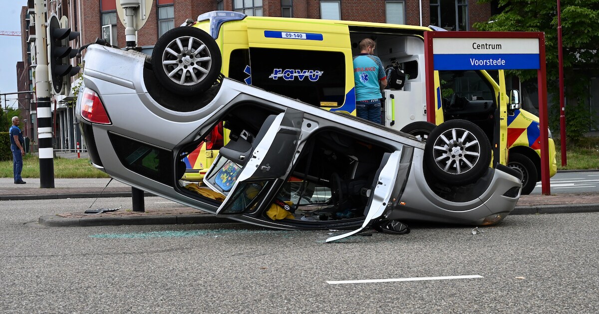 Auto slaat over de kop bij botsing tussen drie voertuigen in Nieuwegein ...