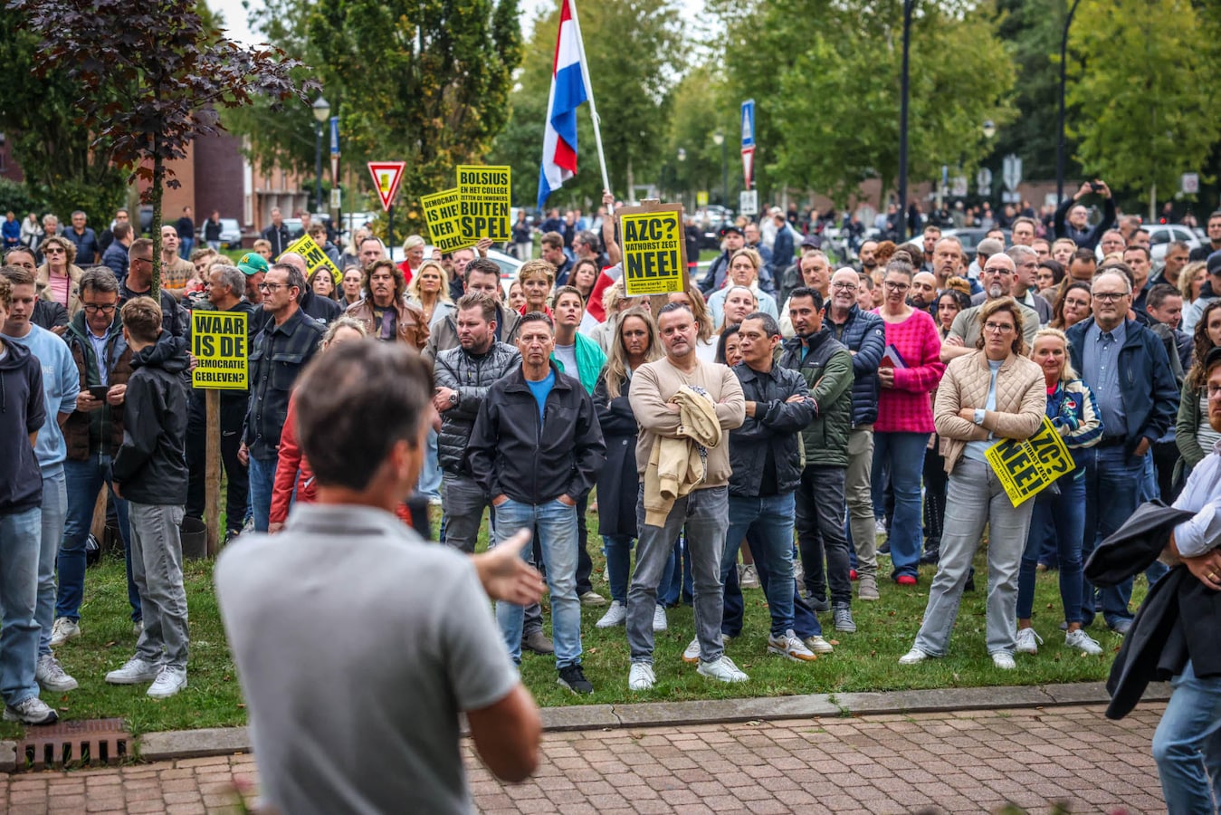 Honderden mensen protesteren tegen azc in Amersfoortse wijk Vathorst ...