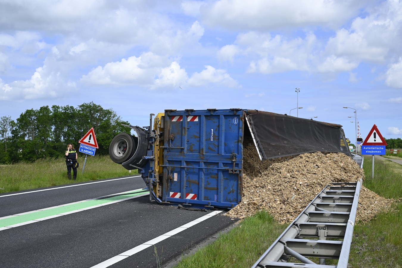Trailer van vrachtwagen gekanteld op N33 richting Eemshaven | Foto | AD.nl