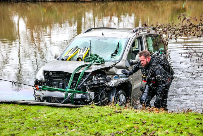 Automobilist belandt in water na botsing met boom in Coevorden | 112 nieuws Coevorden | AD.nl