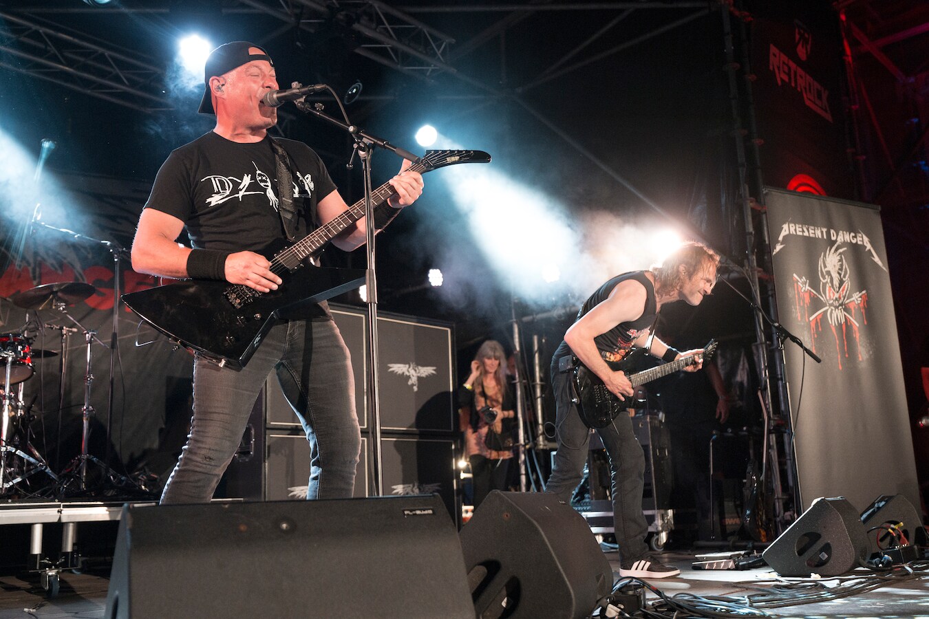 Bandfoto’s in de gevangenis en een geïsoleerde schuur voor het drumstel: tributeband Present ...