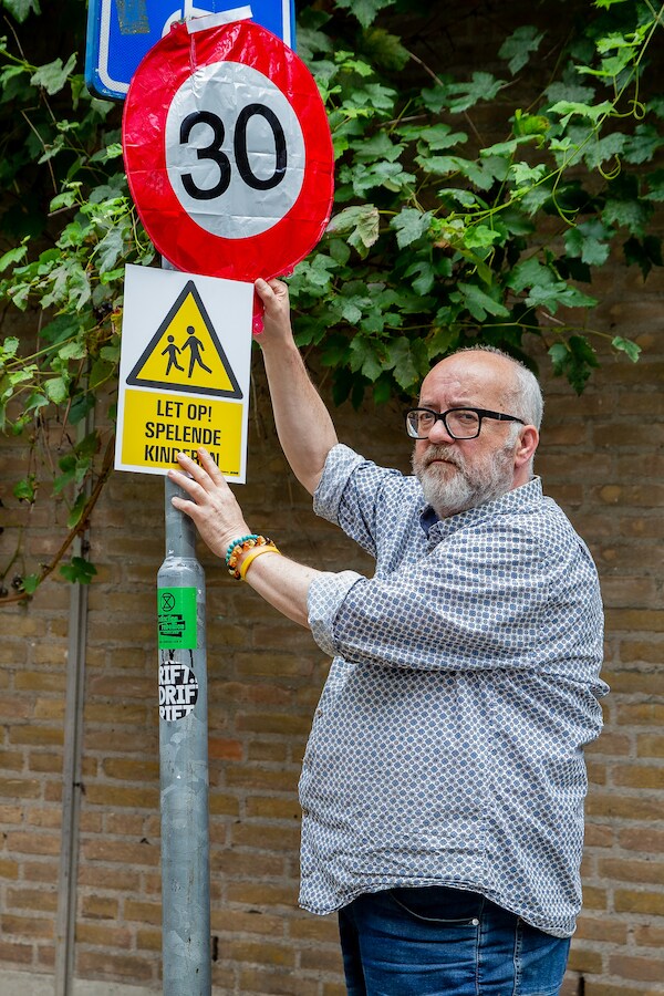 Racende auto’s in de Priemstraat, bewoners zijn het zat en komen in ...