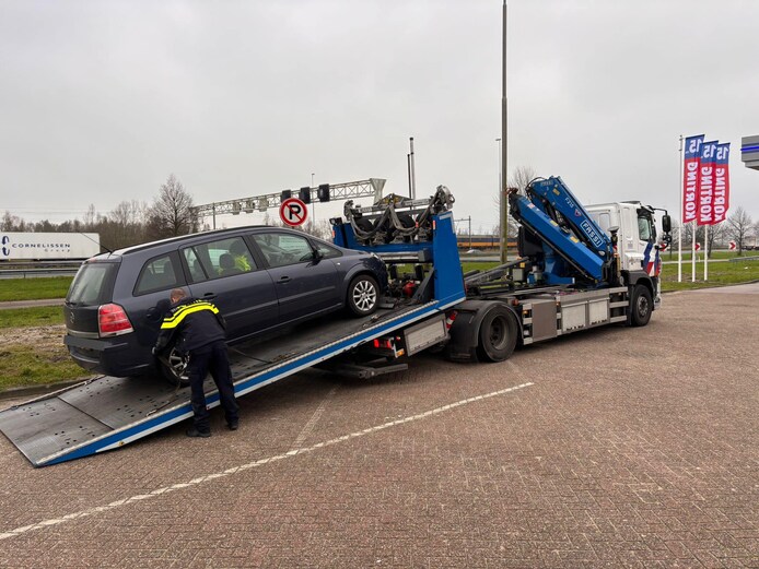 Automobilist rijdt voor achtste keer zonder rijbewijs, agenten vinden ...