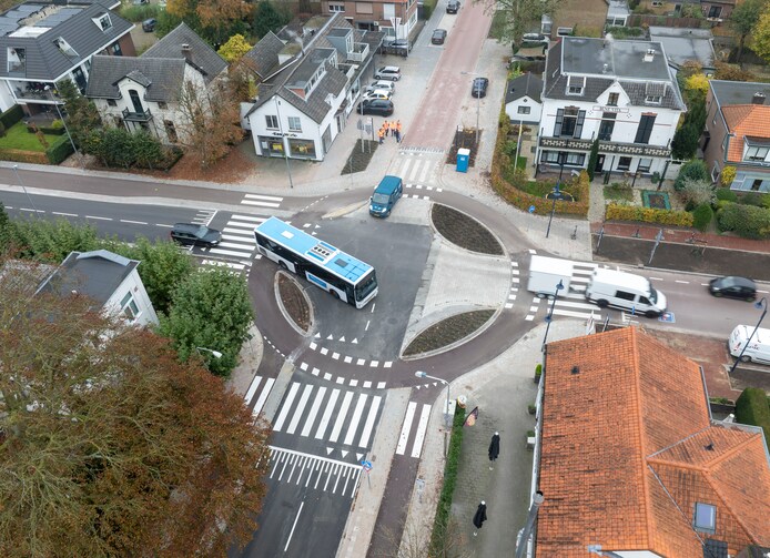 Deze bijzondere, nieuwe rotonde was binnen enkele dagen het decor van een ongeval | Ede | AD.nl