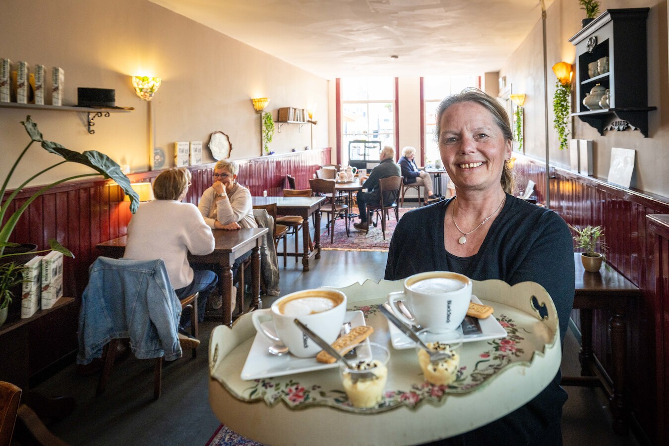 Het nieuwe koffiehuis van barista Hazel (53) ademt nostalgie: ‘Die ...