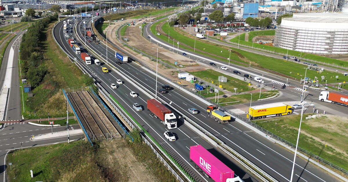 Oproep Rijkswaterstaat aan forenzen: ‘Mijd de A15 in de spits, als dat ...