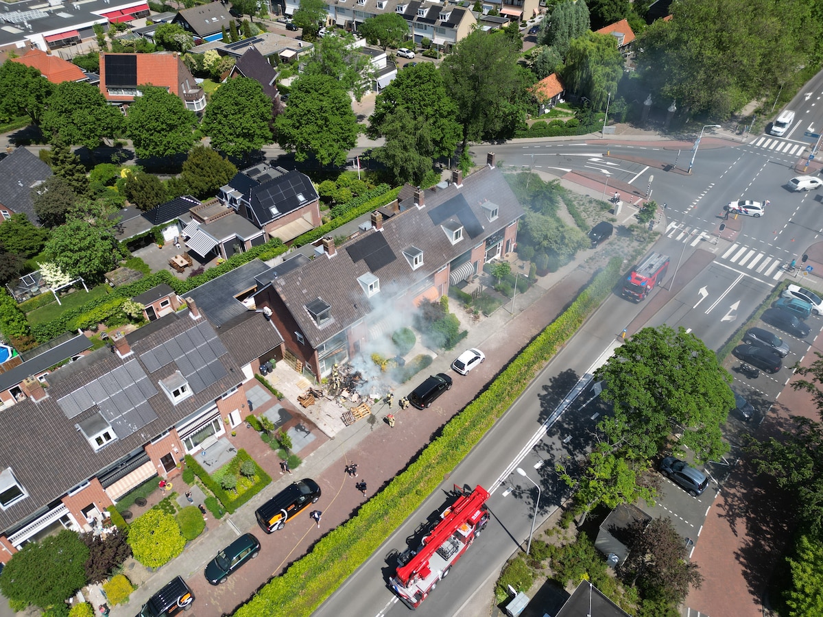 Bouwafval vliegt in brand in voortuin in Naaldwijk | Foto | AD.nl