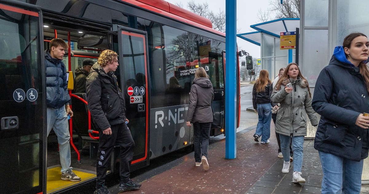In de trage bus hopen de passagiers op een snelle metro zonder ...