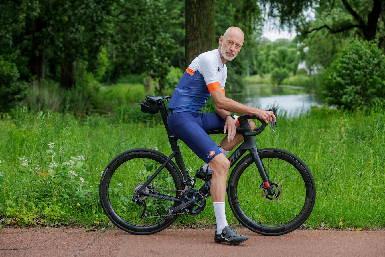 Edenaar Arjan (56) rijdt extreme fietstocht van 500 kilometer in 16,5 ...