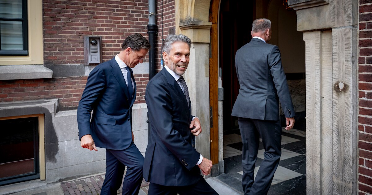 Bokkenpootjes bij de koning en namen lezen van de autocue: zo verliep de eerste dag van kabinet ...