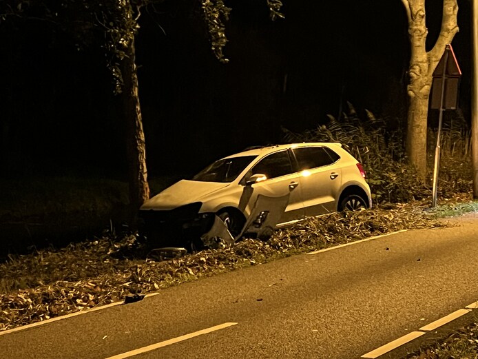 Auto knalt tegen boom, één gewonde naar het ziekenhuis gebracht | Gouda | AD.nl