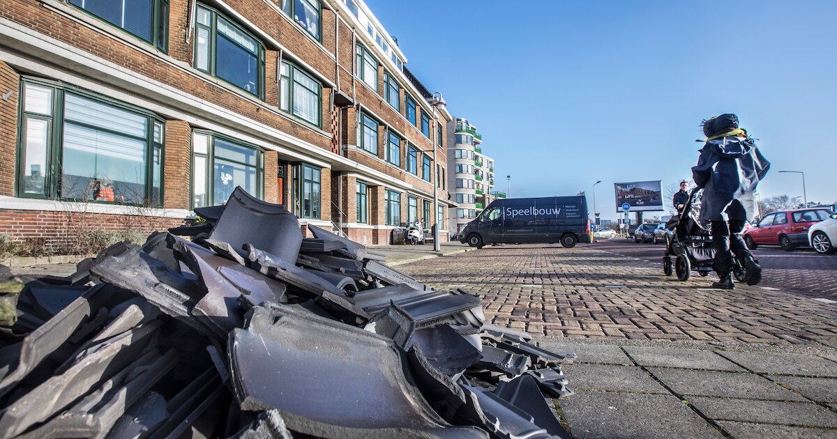 Zand scheppen, bomen zagen en dakpannen rapen: Den Haag maakt de schade ...
