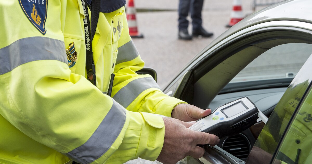 Man (26) aangehouden vanwege rijden onder invloed op Terschelling, reed ...
