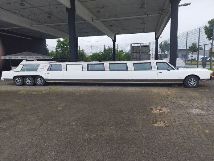De langste limousine van Europa is langer dan een stadsbus maar ...