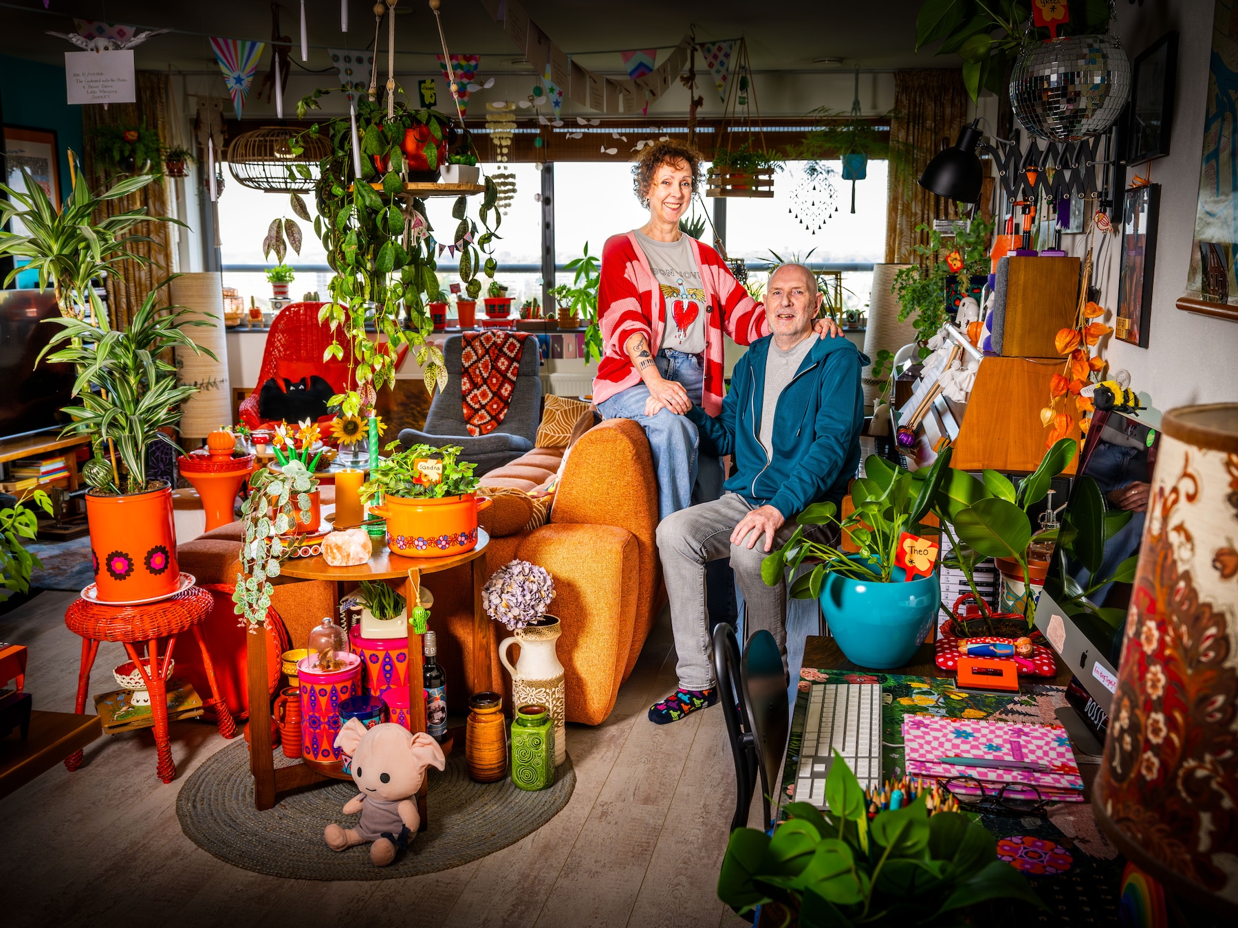 Bij de ambachtelijke slager droegen mannen in witte pakken de karkassen ...