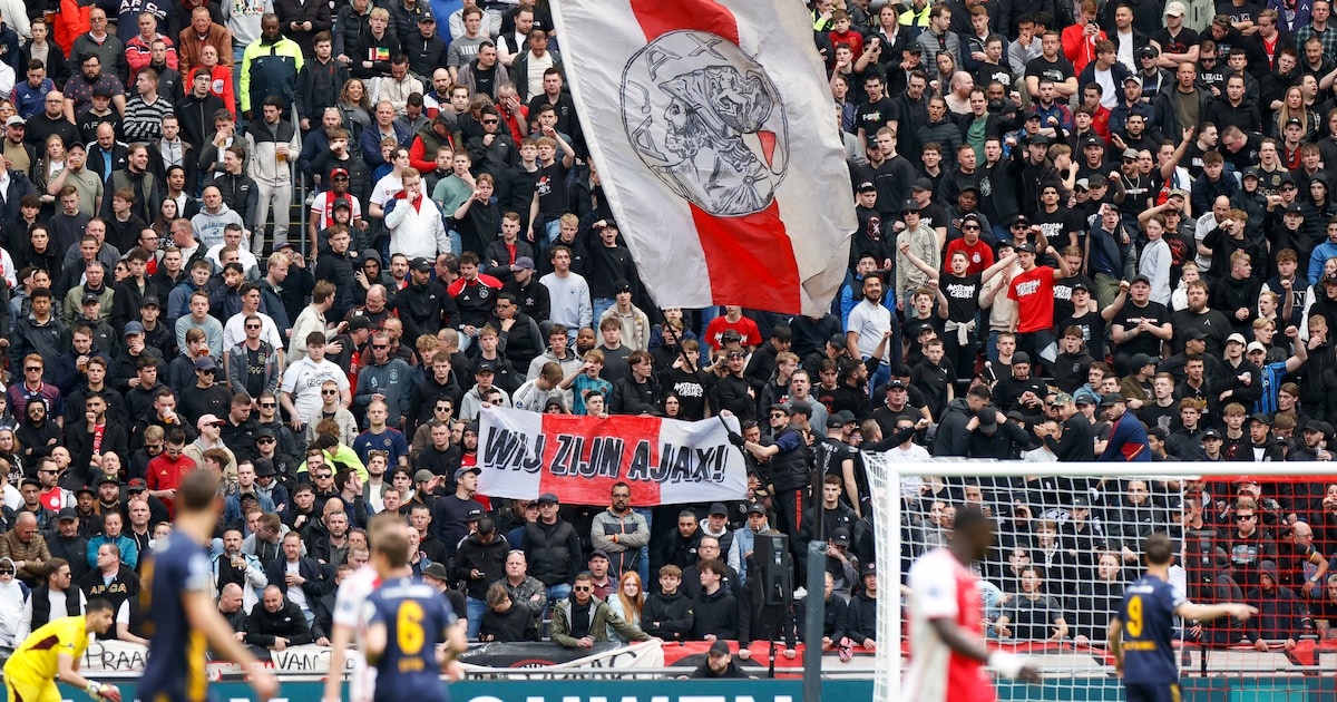 F-Side van Ajax zingt Alex Kroes toe en vindt dat Michael van Praag weg ...