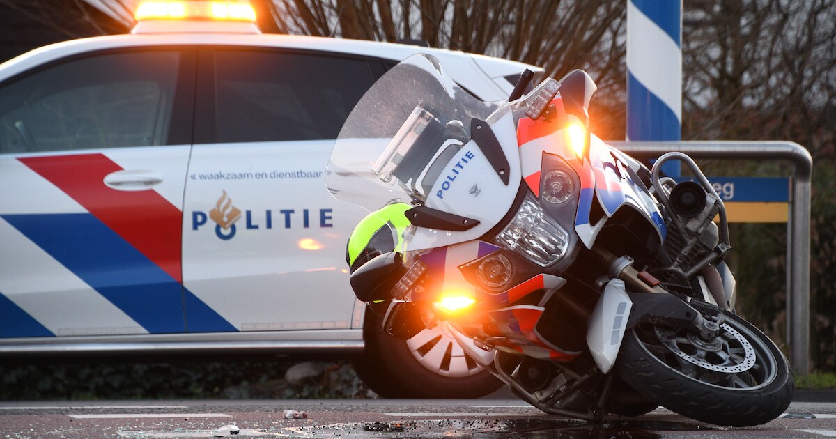 Motoragent botst tegen auto en raakt gewond | Regio | AD.nl